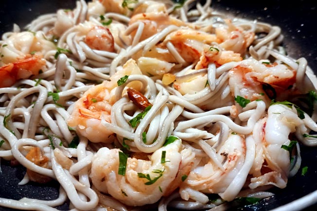 ¡Descubre el Sabor Irresistible de Gulas con Gambas al Ajillo! 🍤