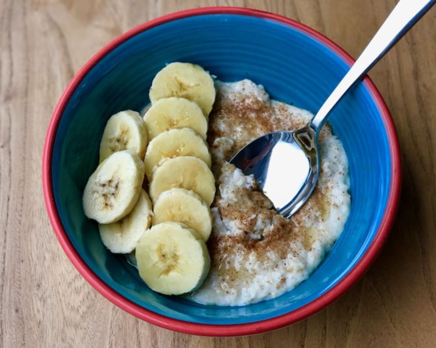 ¡Banana con Leche y Avena: ¡El desayuno PERFECTO! 🍌🥛🥣